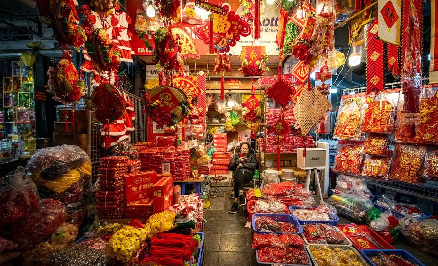Top 8 Hanoi Night Markets 2026: Food, Shopping & Local Tips